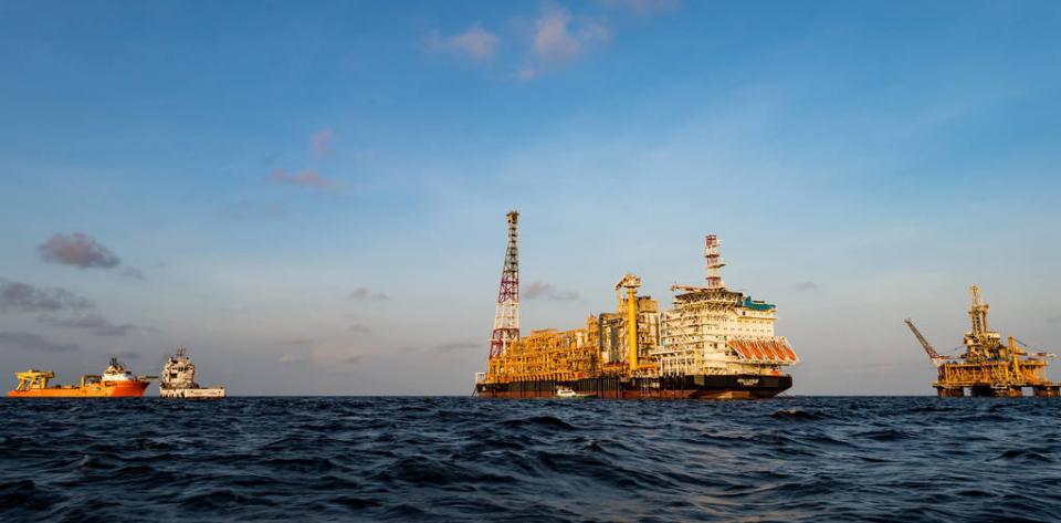 Vue d’ensemble Fpu Likouf de la plateforme pétrolière du projet Moho ...