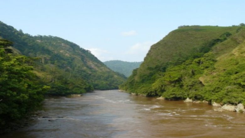Le Président Fulbert Youlou signe le décret des travaux du barrage ...